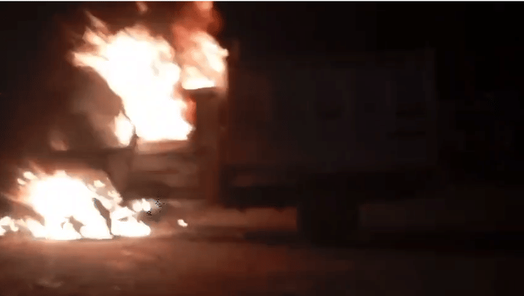 Car Catches Fire, Reduced To Ashes - Aligarh News - Aligarh News:गाड़ी ...