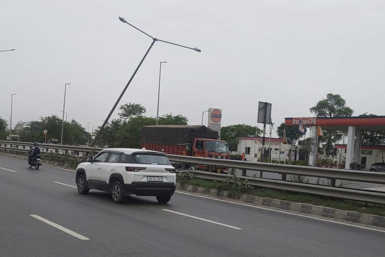 Leaning High-mast Pole Posing A Risk Of Accident - Rewari News - Rewari ...