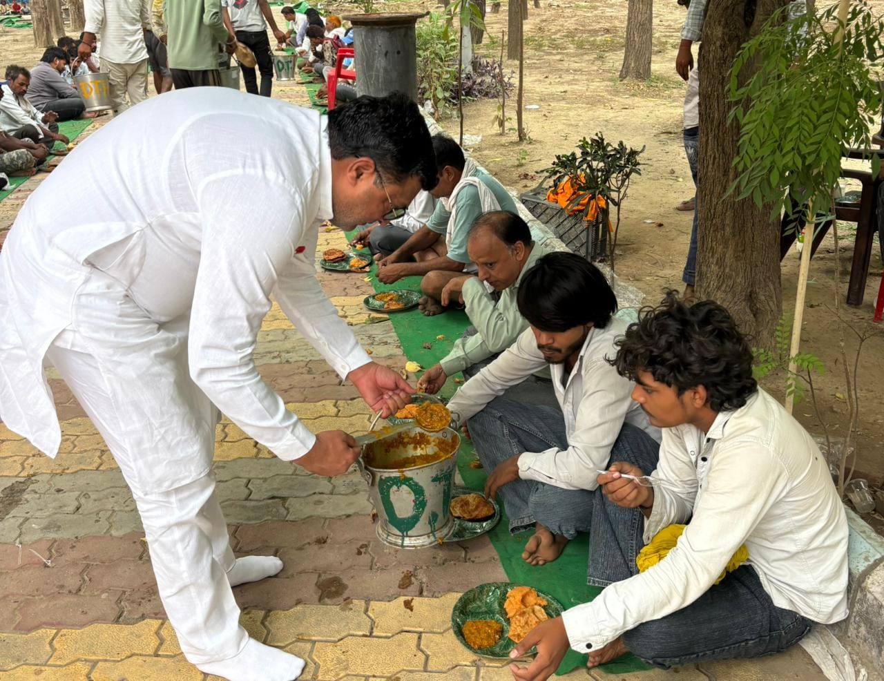 Helping The Needy Brings Peace Of Mind: Manish Bansal - - जरूरतमंदों की ...
