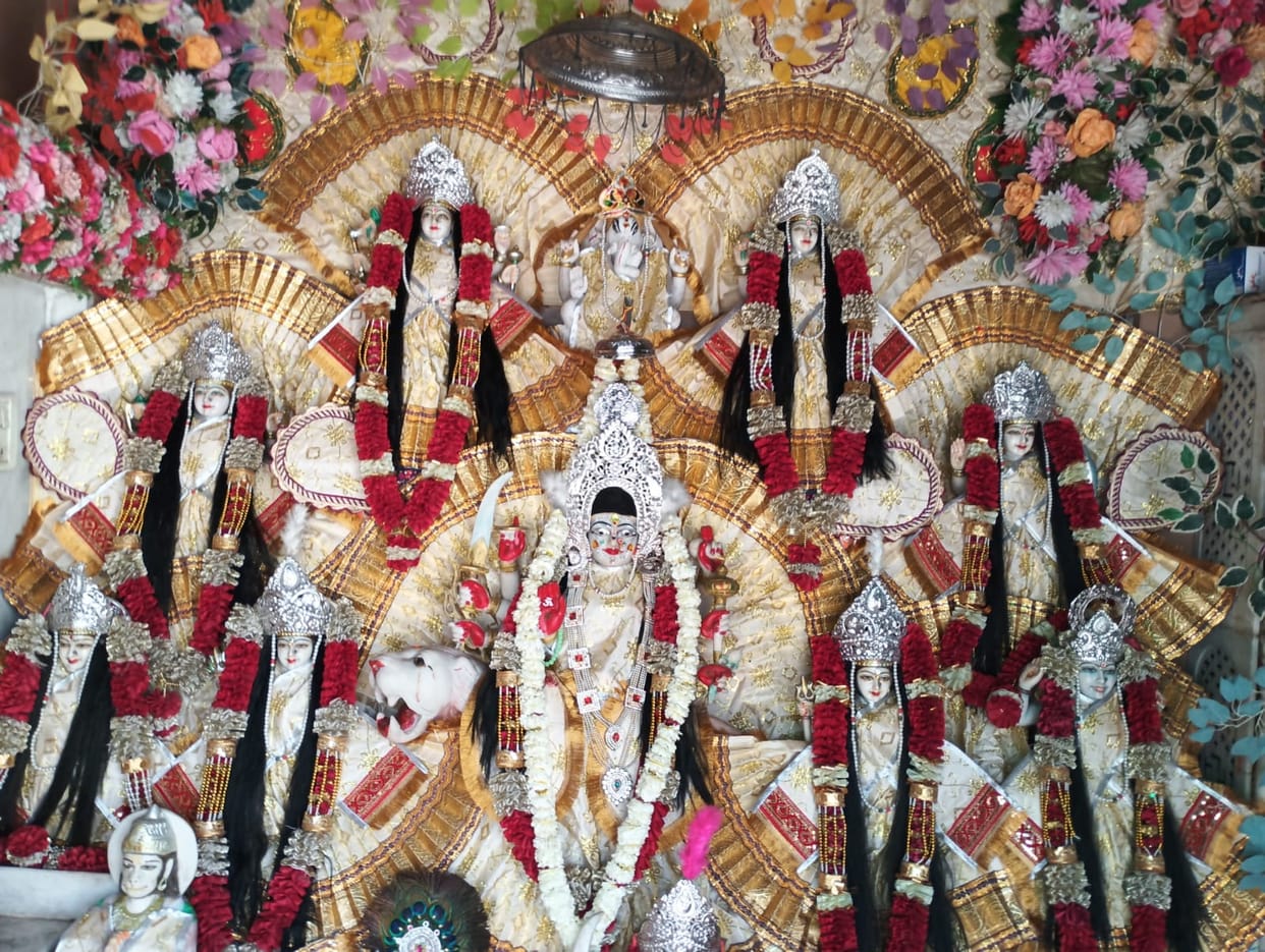 Flower Bungalow Decorated In Kamachha Devi Temple - Agra News - Agra ...