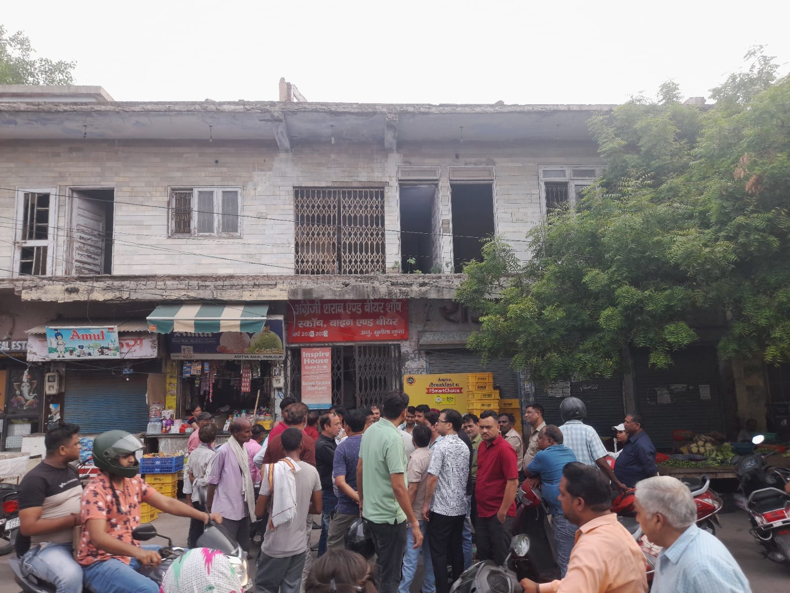 Protest Against The Liquor Shop Opened At Pratapnagar Intersection ...
