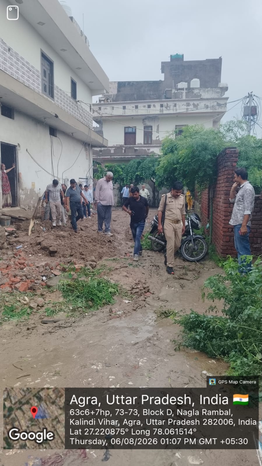 Agra News:कालिंदी विहार में सीवर लाइन लीक होने से धंसी सड़क - Road ...