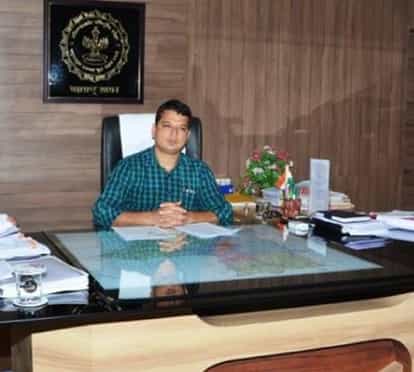 Dm Akola Astik Kumar Pandey Slams His Office Without Saying Single Word ...
