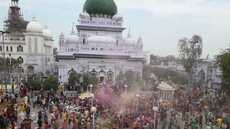 आपसी सौहार्द के रंगों से पगी होली: बाराबंकी के देवा में उड़ते गुलाल के ...