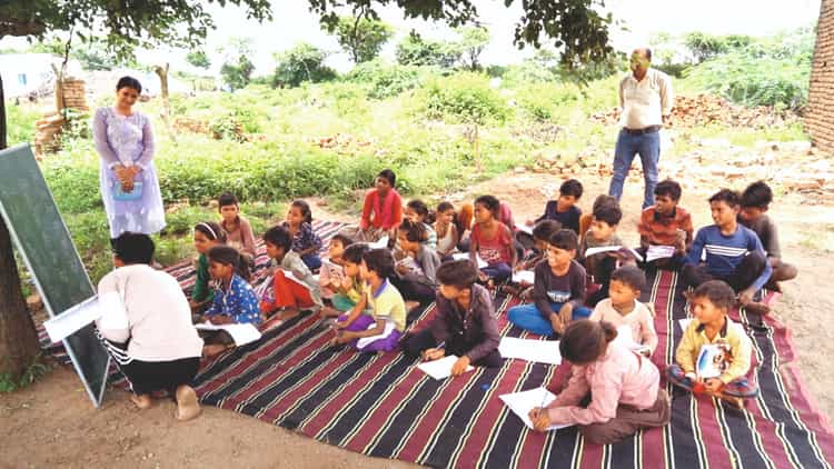 सपने देखना सीख रहे गांव के बच्चे: बुंदेलखंड के इन गांवों में चलती हैं ...