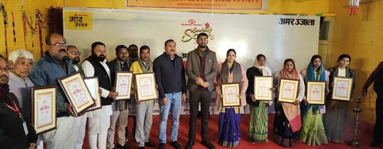 अयोध्या : अमर उजाला श्रेष्ठ प्रधान समारोह में सीडीओ ने दिया मॉडल गांव ...