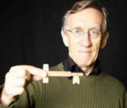 लकड़ी की चाबियों से 10 दरवाज़े खोल निकल भागे - Tim Jenkin Prison - Amar ...