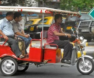 Hero Electric Launches E-rickshaw With Mobile Chanrging Facilit - Amar ...