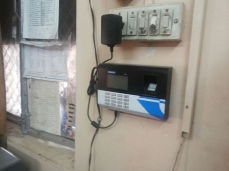 डीएवी में अंगूठा लगाने से इनकार कर रहे शिक्षक - Biometric Thumb ...