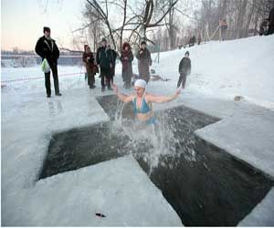 Russia Epiphany Ice Bath Ritual - Amar Ujala Hindi News Live - इस आस्था ...