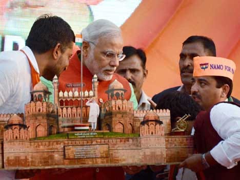 नकली लाल किला से काम चला रहे मोदी! - Naredra Modi Vijayi Sankhnad Yuwa ...