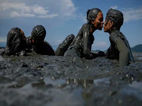 Mud Fest Celebrated In Brazil - Amar Ujala Hindi News Live - कीचड़ में ...