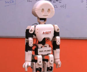 भारत का पहला 3डी ह्यूमनॉयड रोबोट यानी इंसानी रूप वाला रोबोट - Manav ...