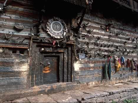 ऐसा मंदिर जिसे छूना मना है, गलती की तो लगेगा 'जुर्माना' - Jamlu Devta ...