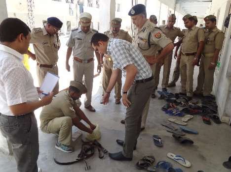 यूपी की राजधानी की जेल में क्या कुछ मिला,तस्वीरें - Pictues Of Raid In ...