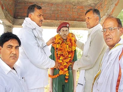 शहीद विजय पाल को श्रद्धांजलि दी - Paid Homage To The Martyr Vijay Pal ...