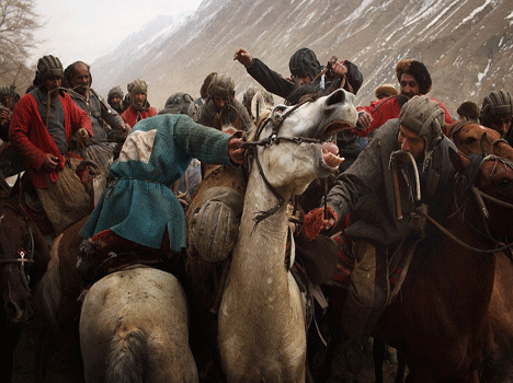 जानवरों को लहुलुहान कर घसीटते हैं यहां, खूनी खेल की खौफनाक तस्वीरें ...
