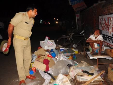 Sp Leader Beat Old Man And Collapse His Shop - Amar Ujala Hindi News ...