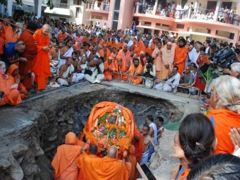 Photos Of Swami Dayanand Saraswati Samadhi Process. - Amar Ujala Hindi ...