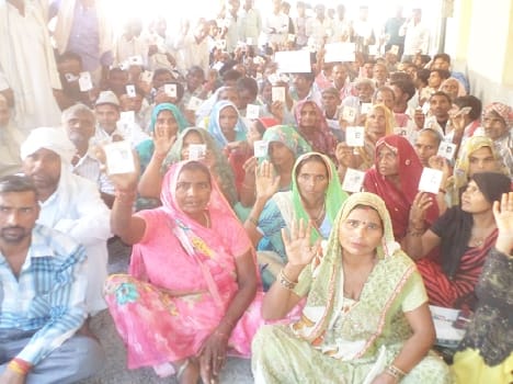 Protest In Milak - Amar Ujala Hindi News Live - एसडीएम के गाड़ी के आगे ...