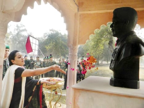 शहीद मेजर मुकुंद वरदराजन की प्रतिमा का किया अनावरण - The Unveiled The ...