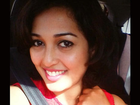 फ्लैट में मृत मिली 29 साल की सिंगर शान, शोक - Singer Shan Johnson Found ...